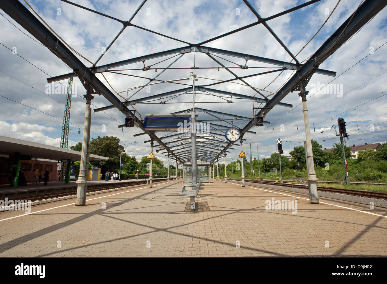 Railway station canopy hi-res stock photography and images - Alamy