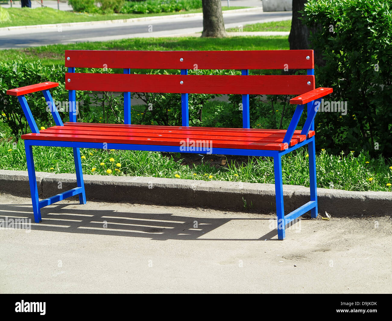 Empty park bench in park hi-res stock photography and images - Alamy