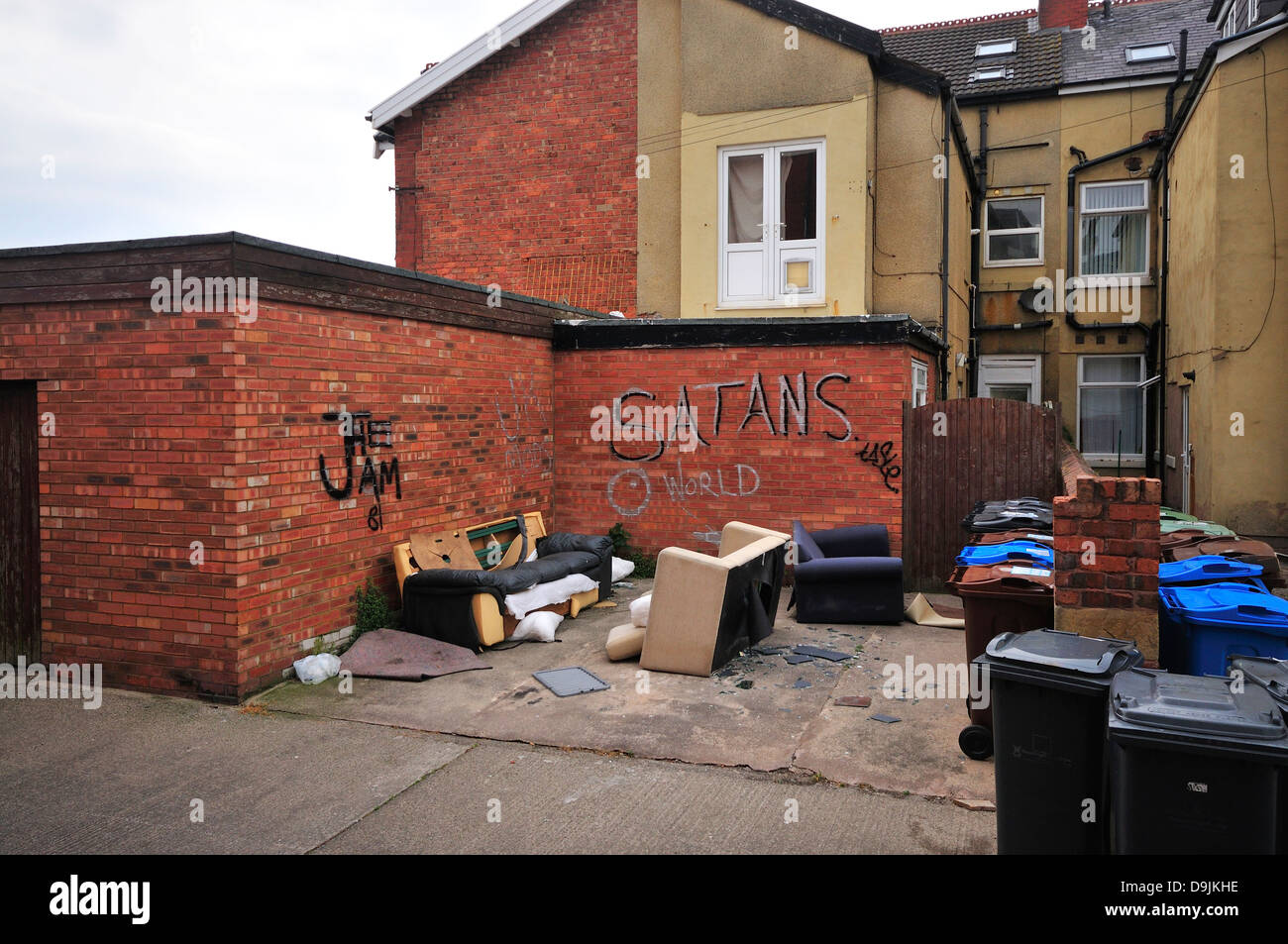 Dumped sofas hi-res stock photography and images - Alamy