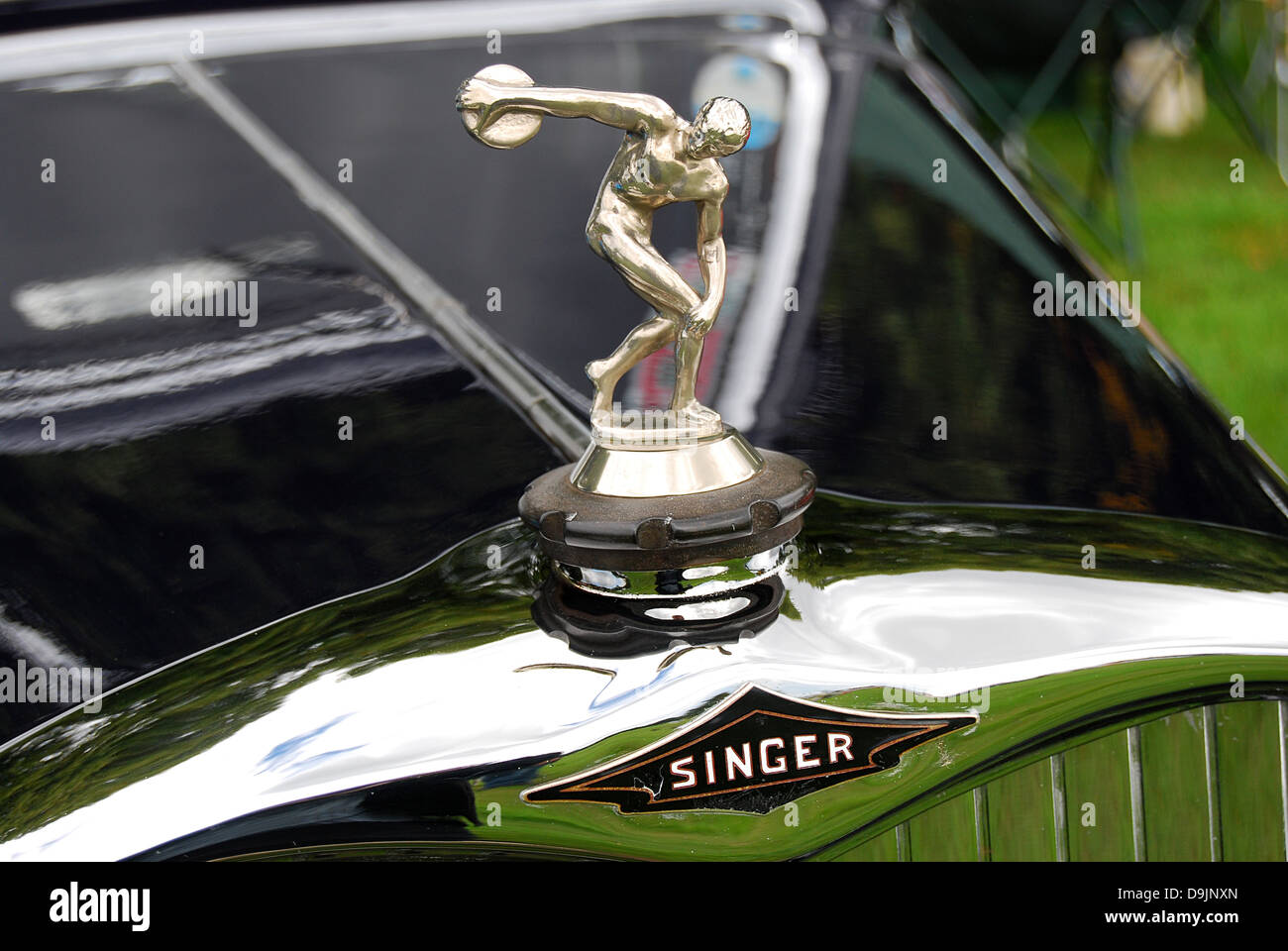 Singer emblem on the front of the classic car Stock Photo - Alamy