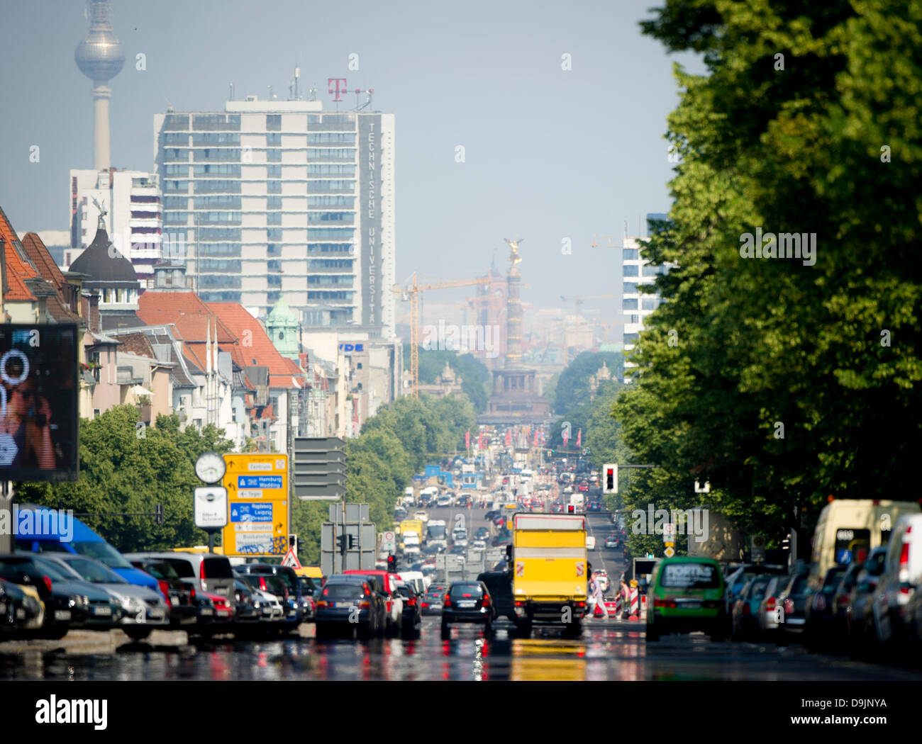 The air glistens in the over 30 degree temperatures on Strasse des 17 ...