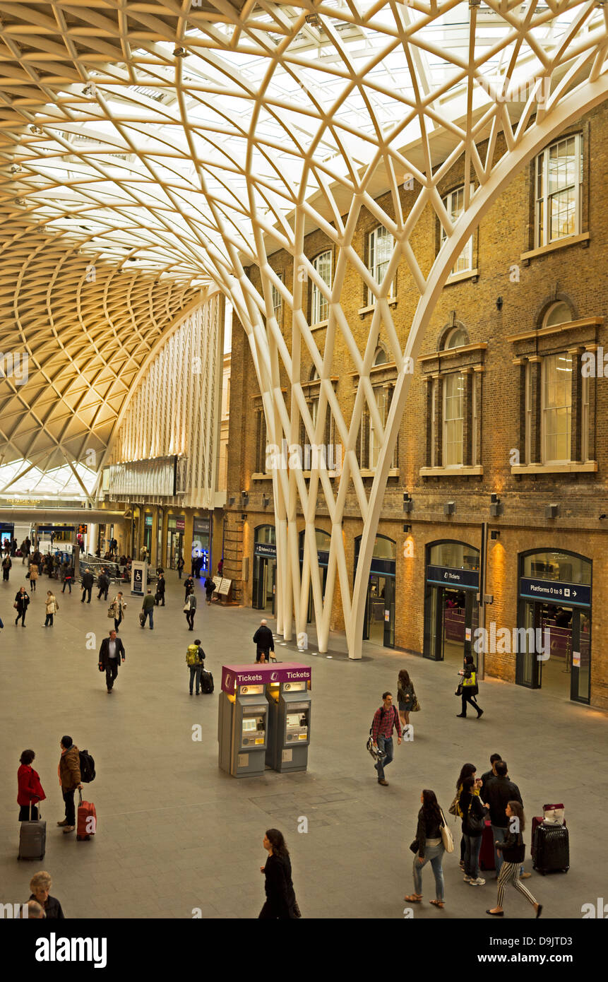 Train station concourses hi-res stock photography and images - Alamy