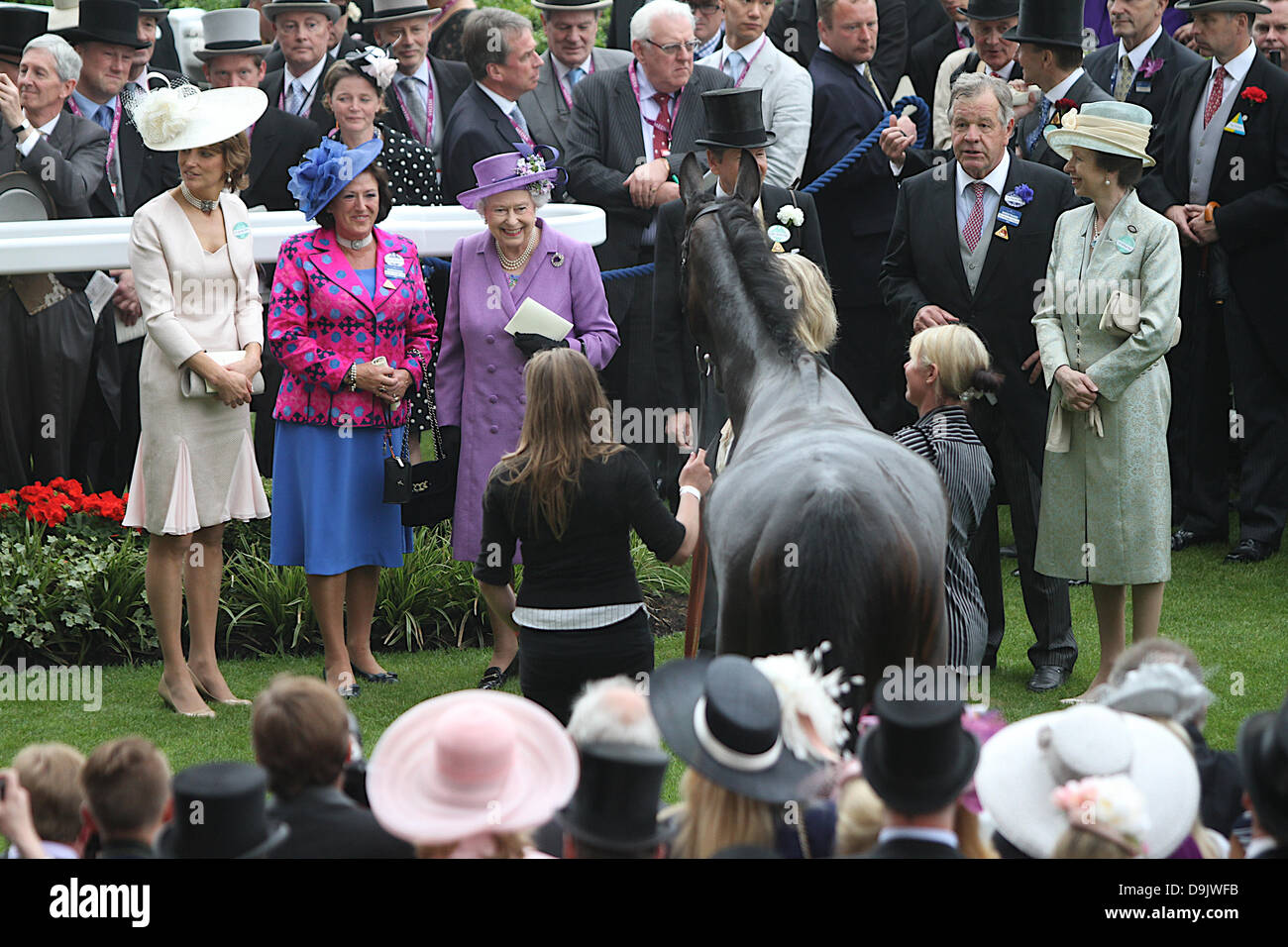 Hrh the queen hi-res stock photography and images - Alamy