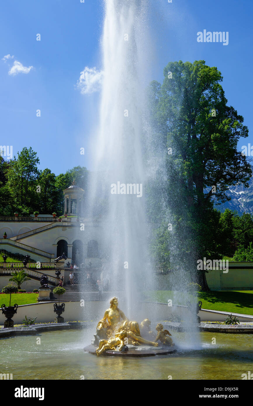 Golden fountain with water fountain in Linderhof Castle, Upper Bavaria ...