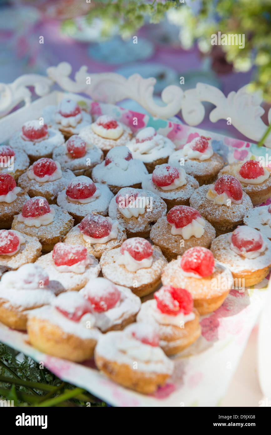 How to make a victoria sponge hi-res stock photography and images - Alamy