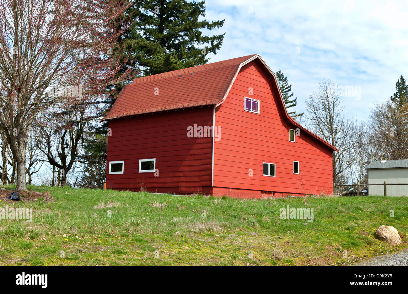 Barn with trees hi-res stock photography and images - Alamy