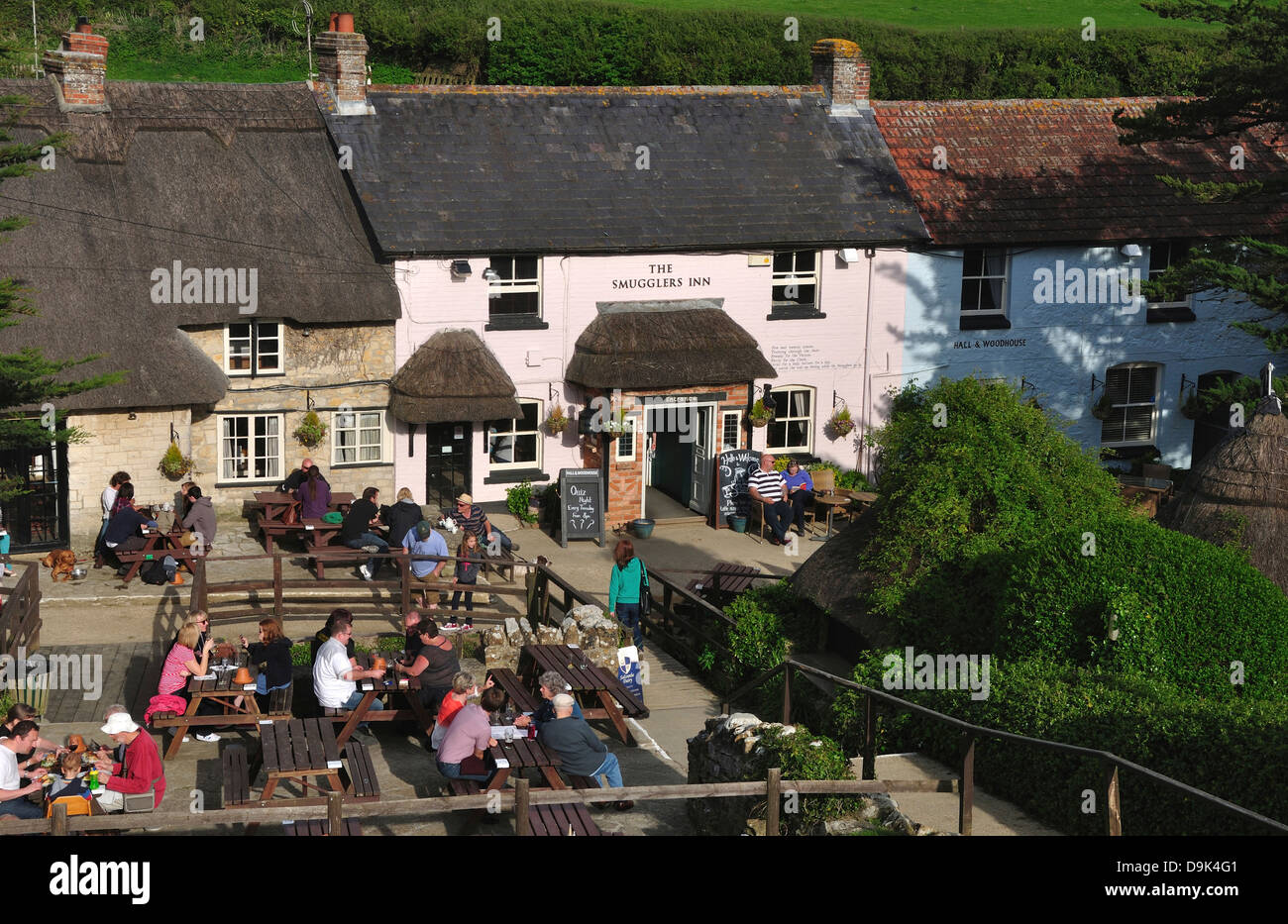 Busy pub hi-res stock photography and images - Alamy