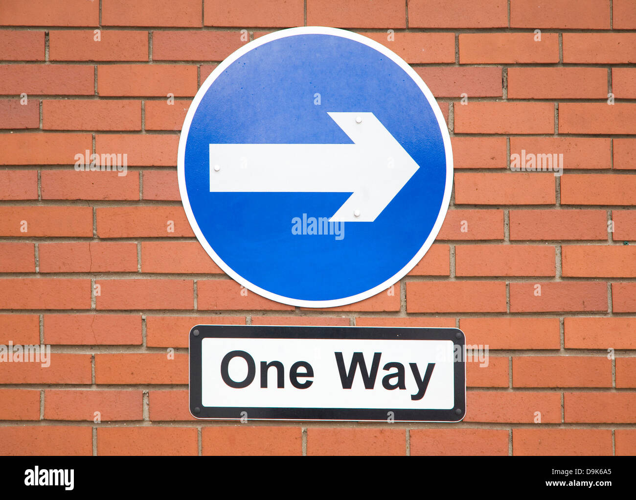 One way sign uk hi-res stock photography and images - Alamy