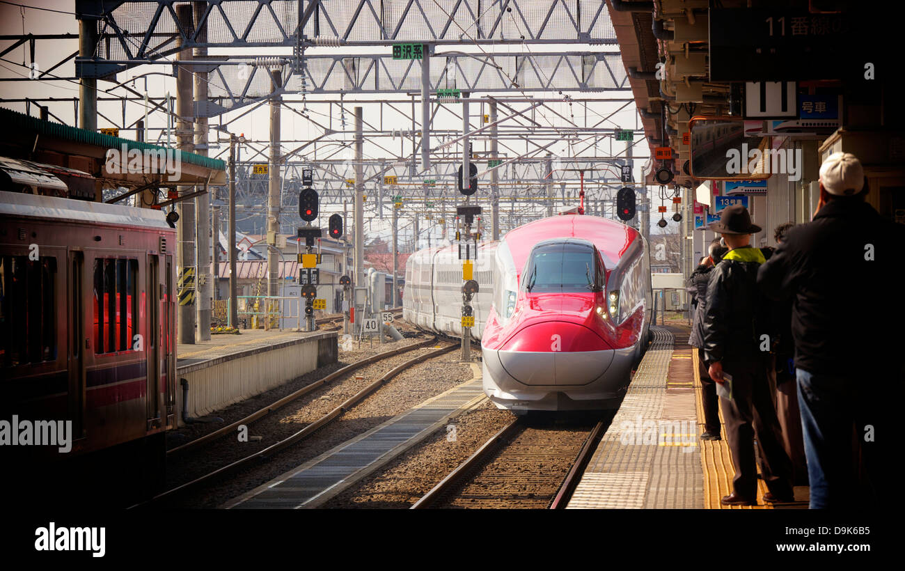 Shinkansen arriving in tokyo hi-res stock photography and images - Alamy