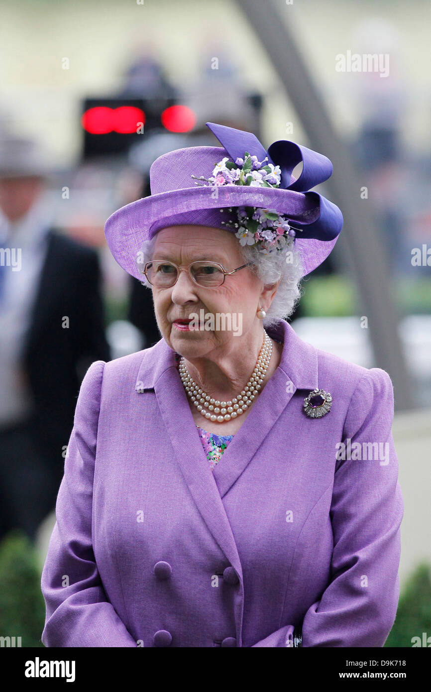 Queen elizabeth ii head shot hi-res stock photography and images - Alamy