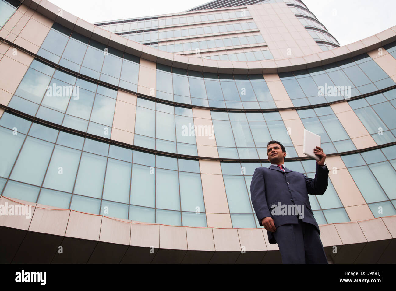People standing outside a building hi-res stock photography and images ...