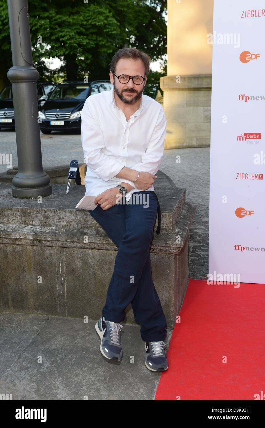 Actor Samuel Finzi arrives at a soiree for the preselection of the ...