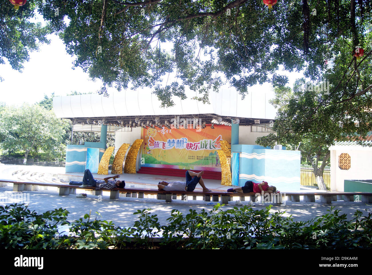Sleep on the park bench, shenzhen in China Stock Photo - Alamy