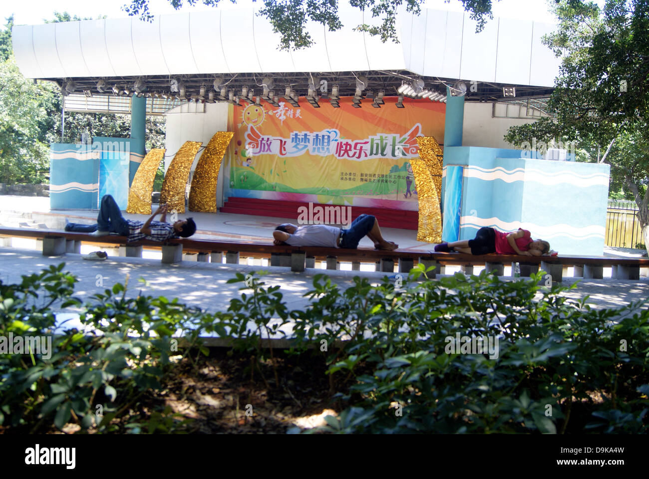 Sleep on the park bench, shenzhen in China Stock Photo - Alamy