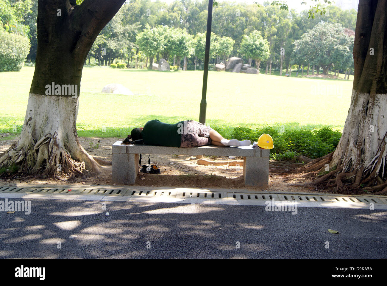 Sleep on the park bench, shenzhen in China Stock Photo - Alamy
