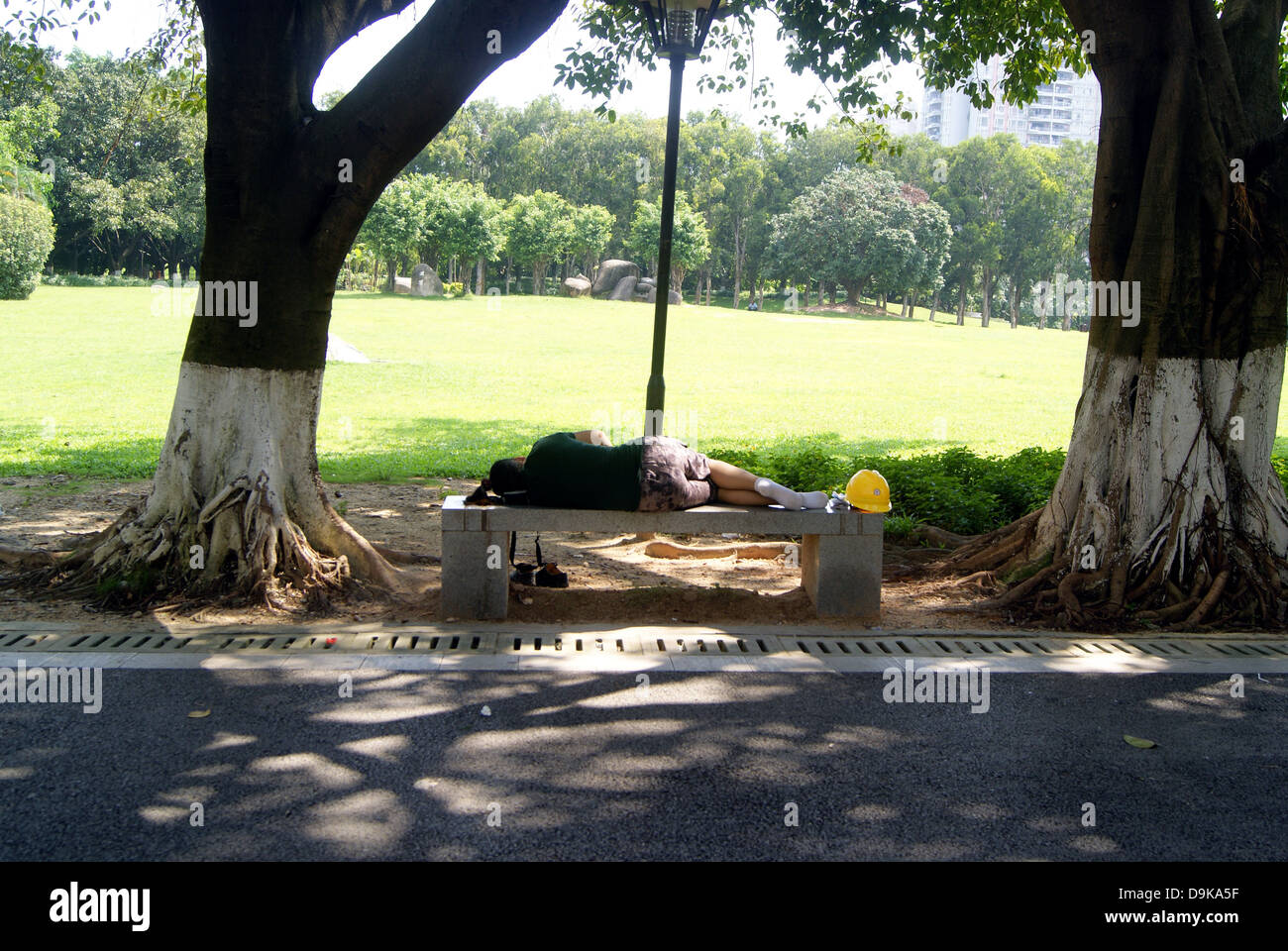 Sleep on the park bench, shenzhen in China Stock Photo - Alamy