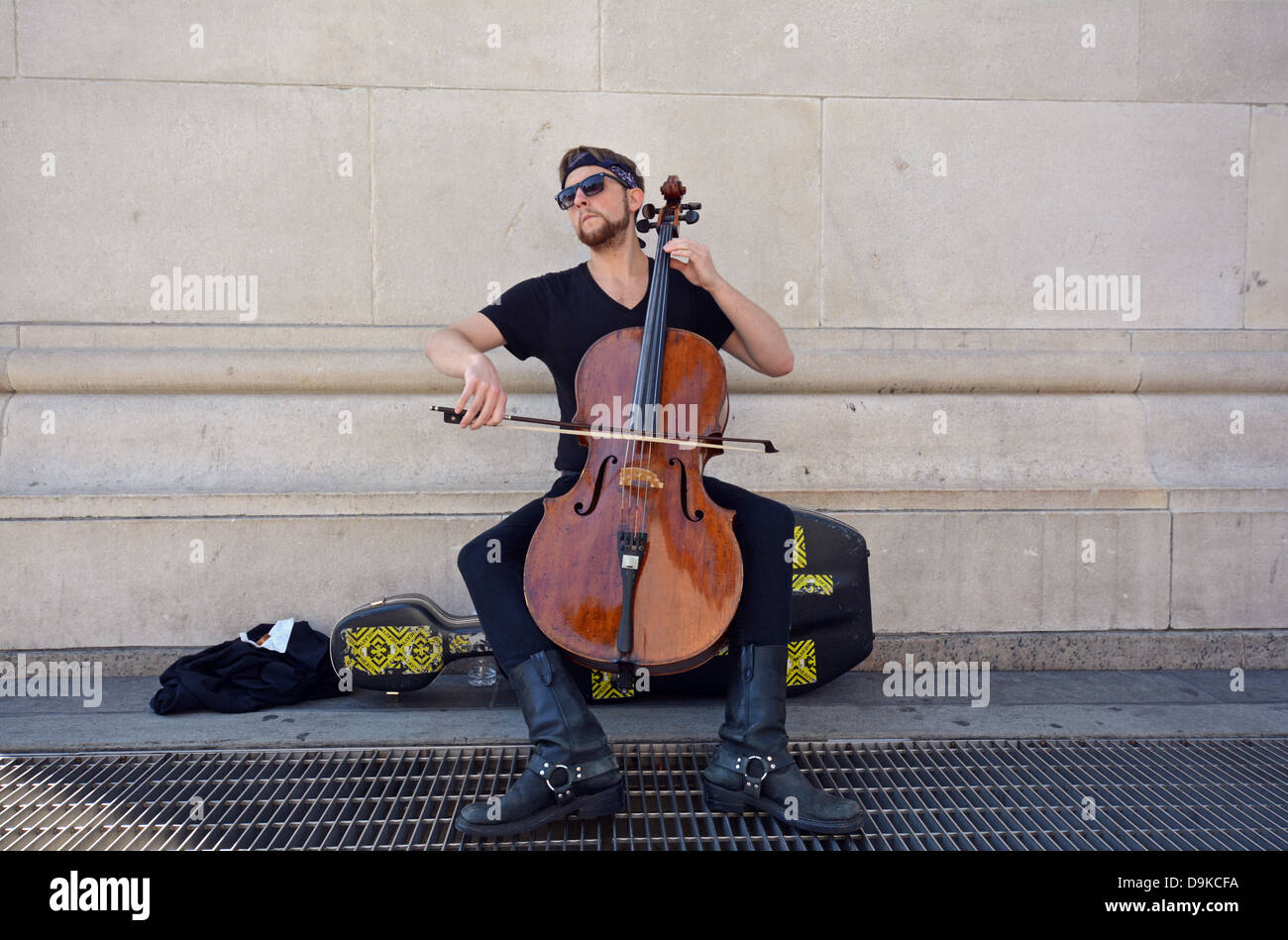 A street musician performing hi-res stock photography and images - Alamy