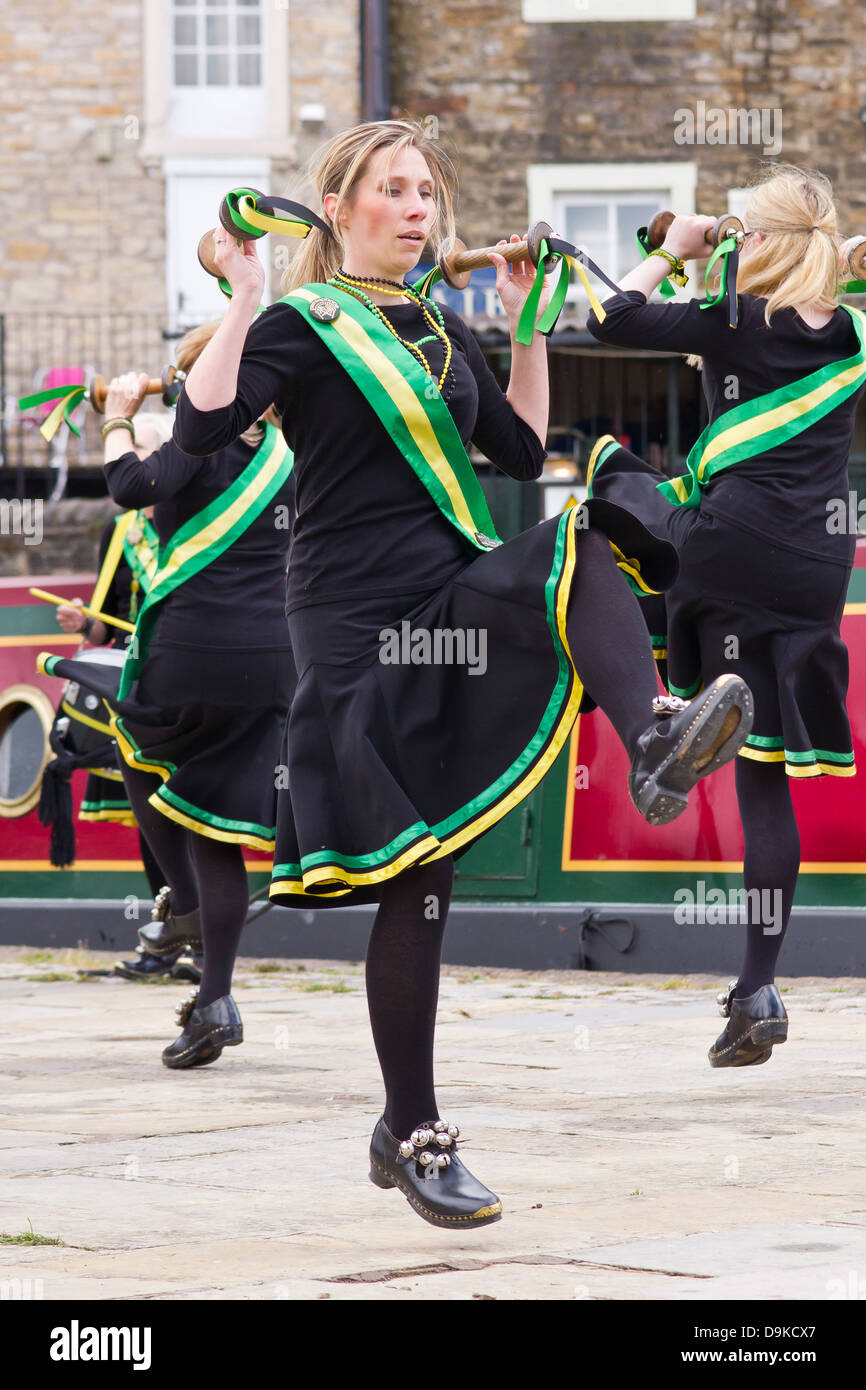 Women morris dancing hi-res stock photography and images - Alamy