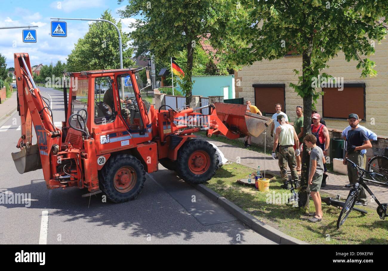 The damage caused by the flood waters is repared along the Elbe River ...