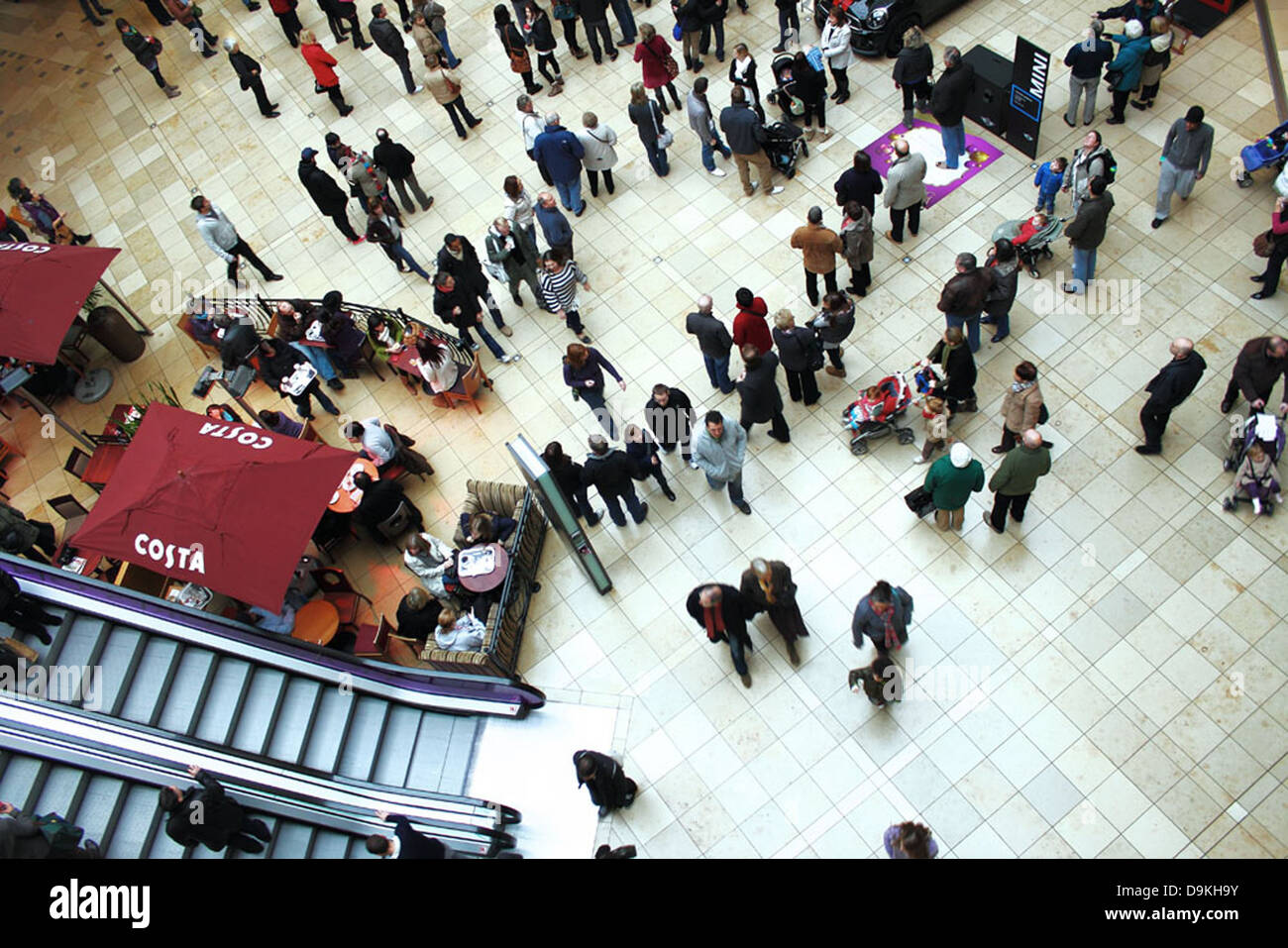 Community shopping centre shoppers hi-res stock photography and images ...
