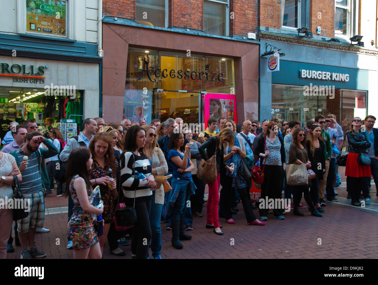 Ireland dublin grafton street buskers hi-res stock photography and ...