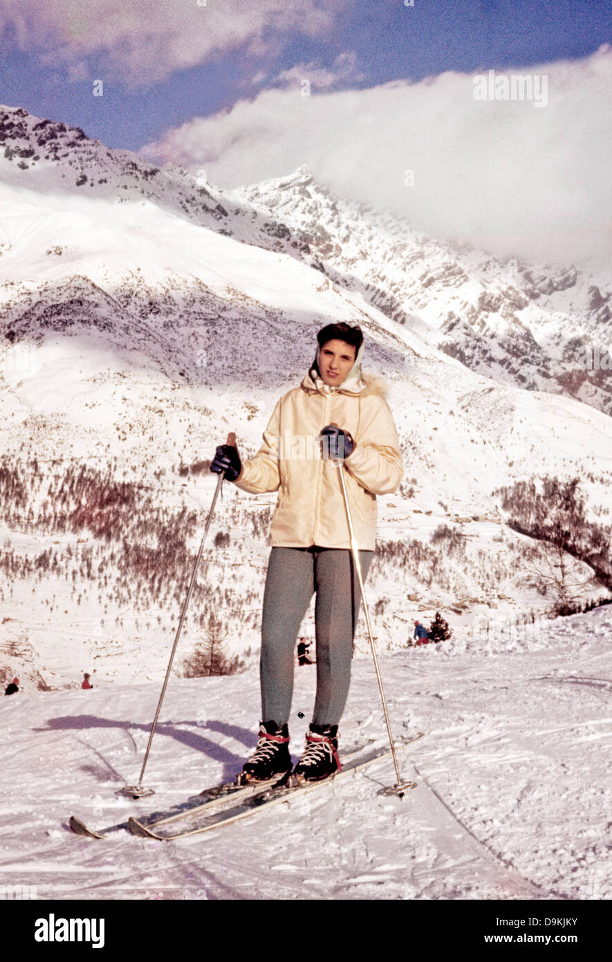 Vintage skiing hi-res stock photography and images - Alamy