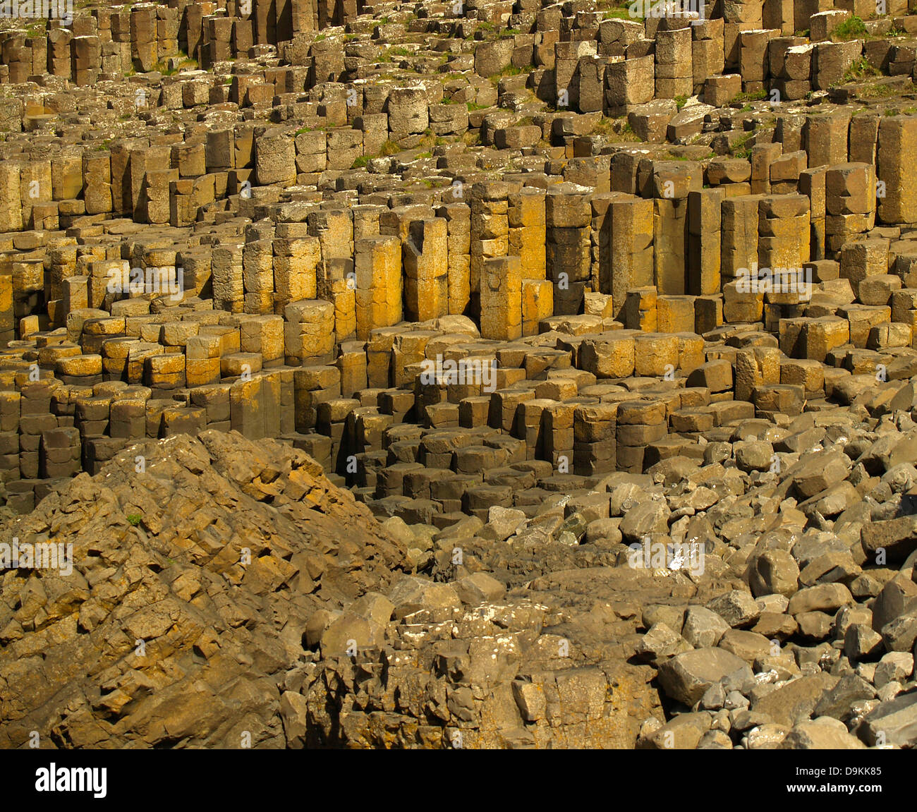 The hexagonal basalt columns of the Giant's Causeway,Northern Ireland ...