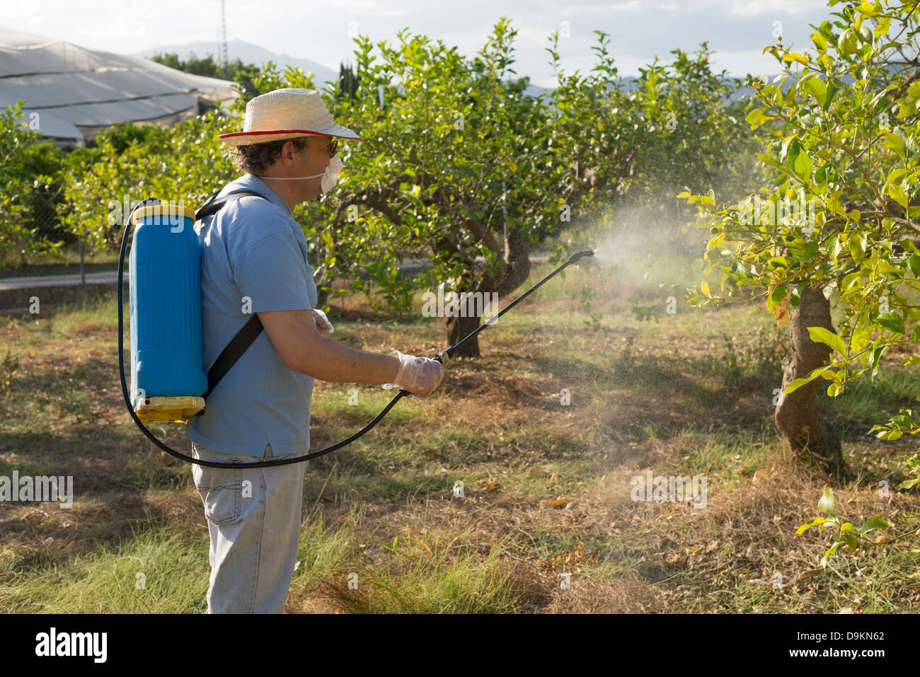 Field being sprayed hi-res stock photography and images - Alamy