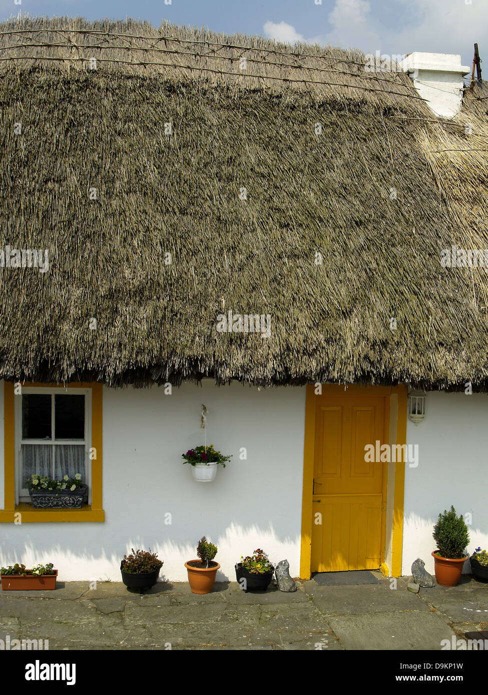 A thatched roof cottage in Lahinch,County Clare,Ireland Stock Photo - Alamy