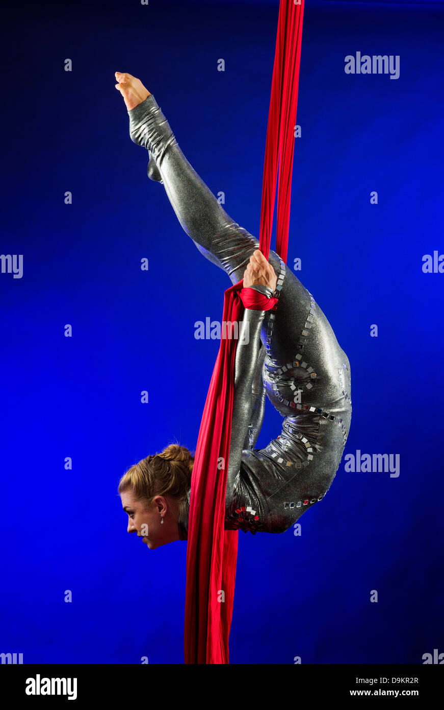 Woman performing acrobatics Stock Photo - Alamy Woman performing acrobatics Stock Photo - Alamy
