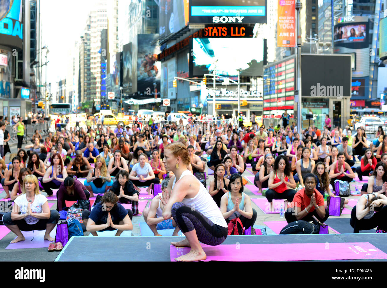 Yoga in times square hi-res stock photography and images - Alamy