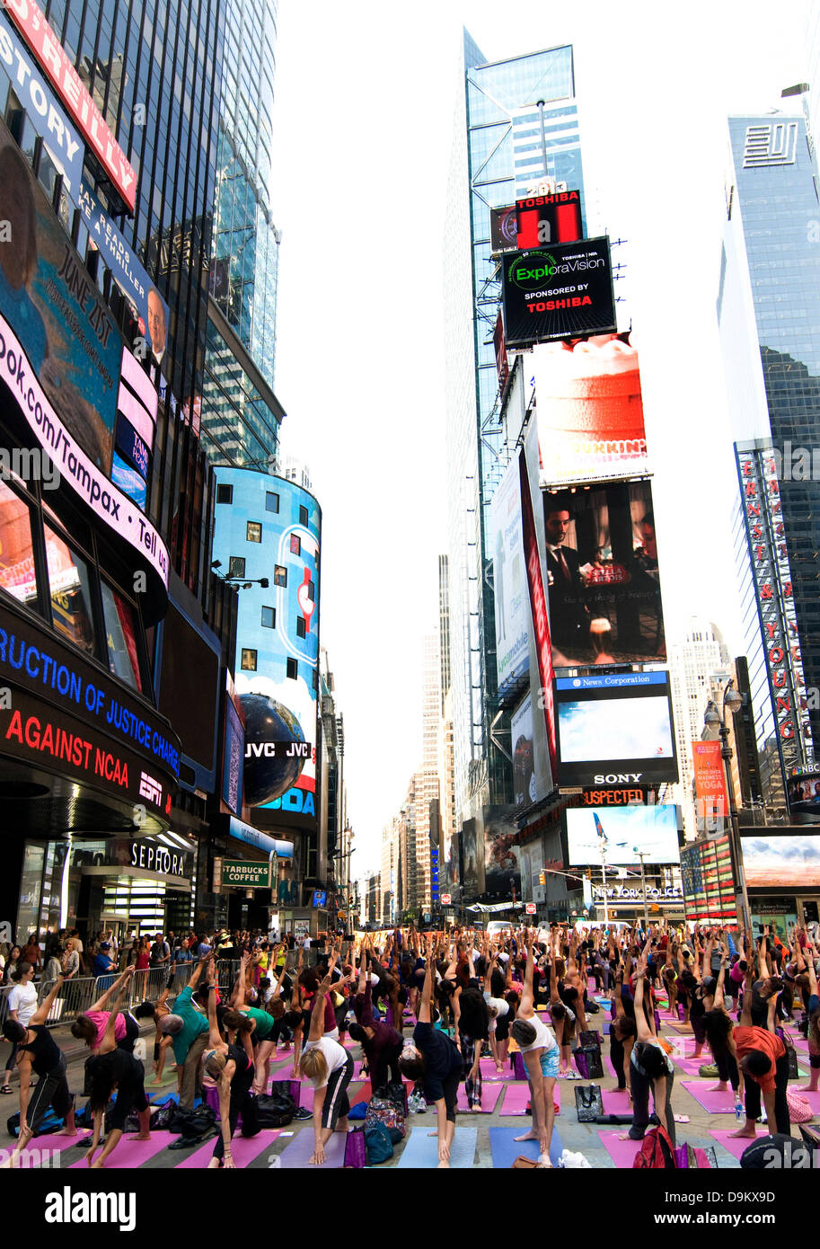 Yoga in times square hi-res stock photography and images - Alamy