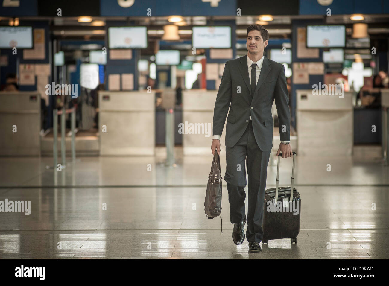 Man with suitcase hi-res stock photography and images - Alamy