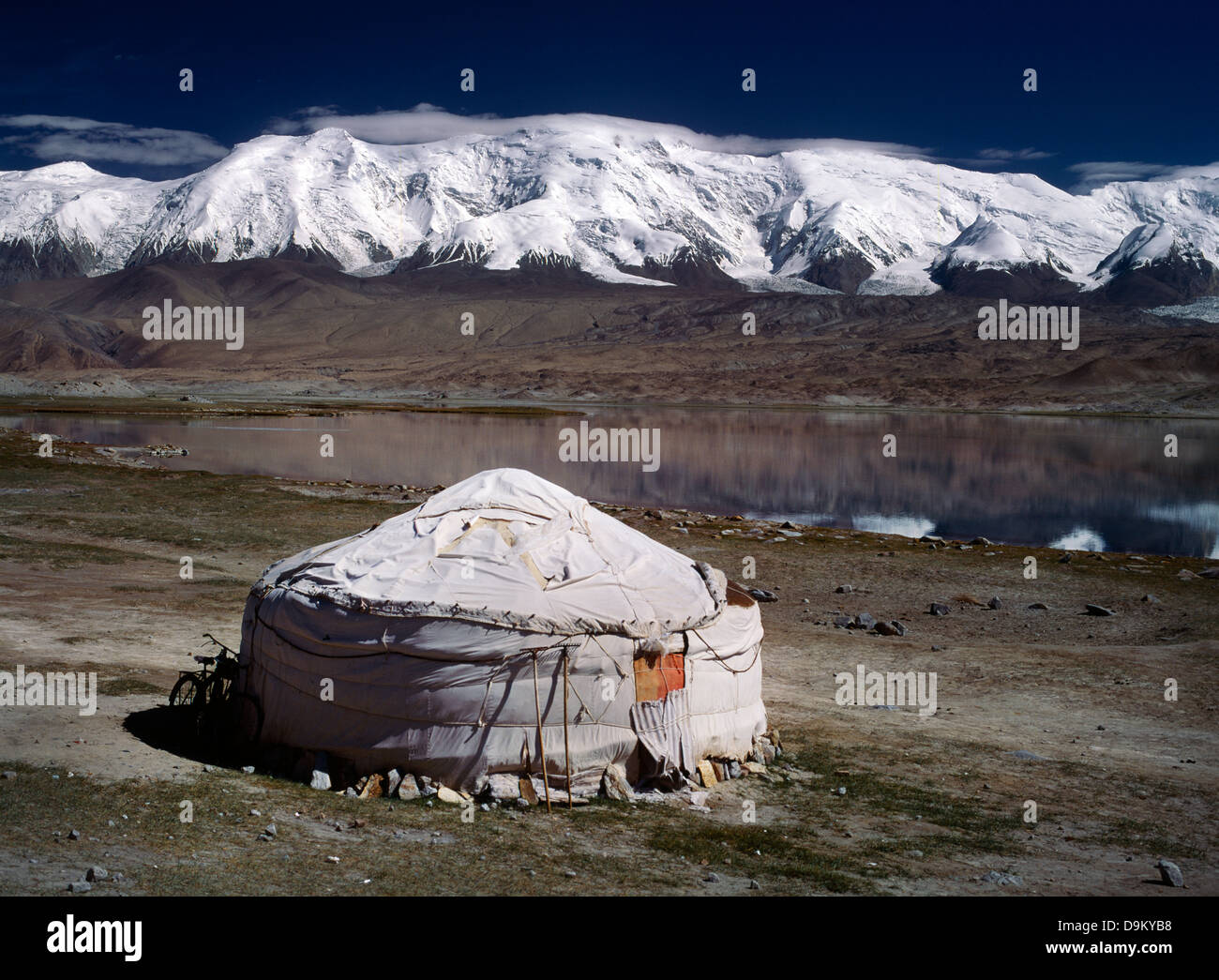 Karakul Lake Xinjiang China King Tau Mountain Range Mt Kongur 7719m ...