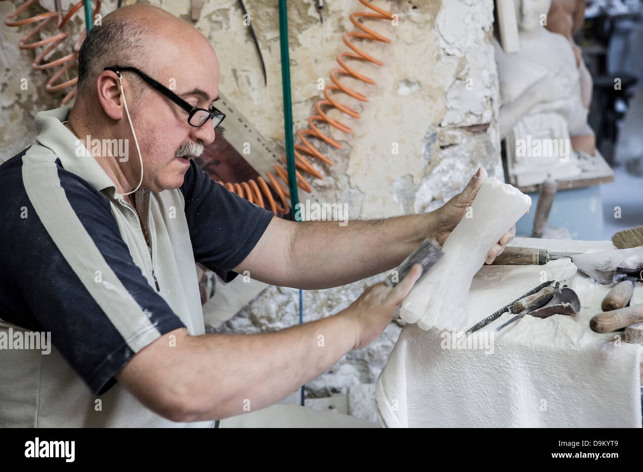 Senior sculptor working in studio Stock Photo - Alamy