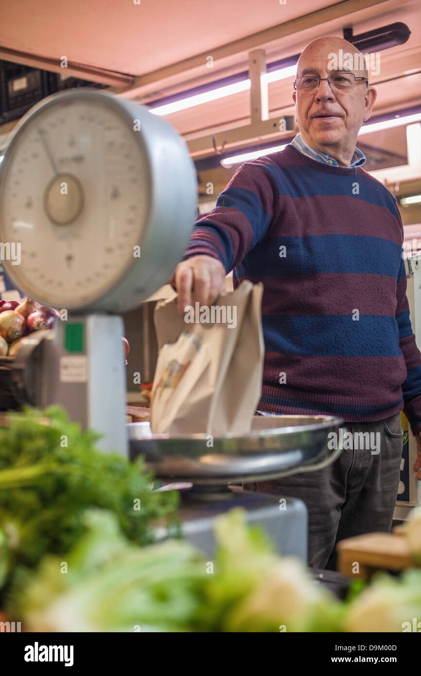 Italian shopkeeper hi-res stock photography and images - Alamy