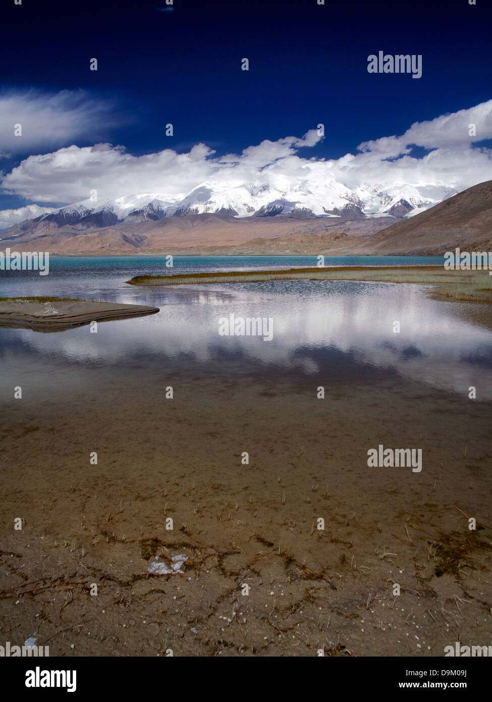 Karakul Lake Xinjiang China Mt Kongur 7719m Stock Photo - Alamy