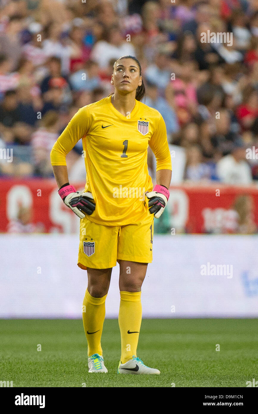 U s goalkeeper hope solo hands hi-res stock photography and images - Alamy