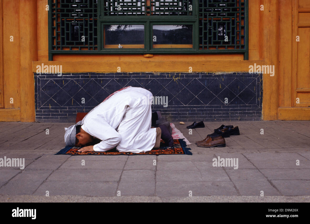 Hui Muslims worshipers praying at the courtyard of Dongguan Grand ...