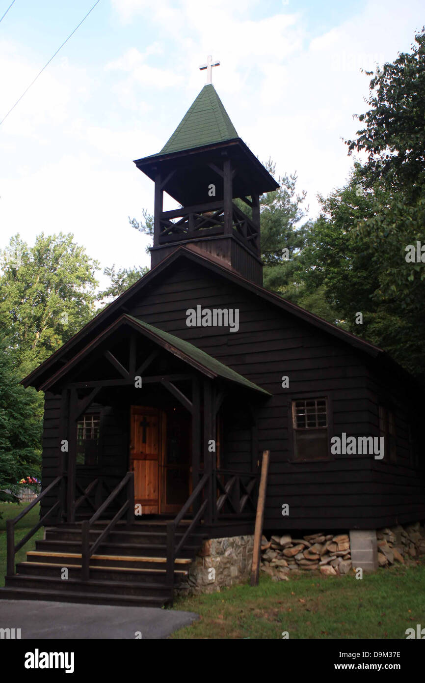 White country church steeple hi-res stock photography and images - Alamy