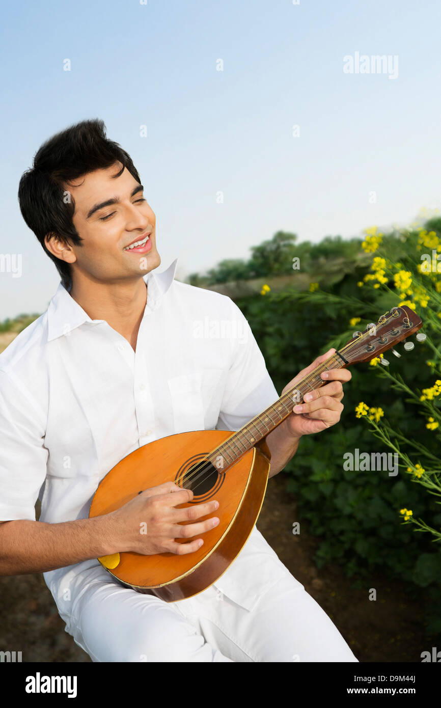 Indian mandolin hi-res stock photography and images - Alamy