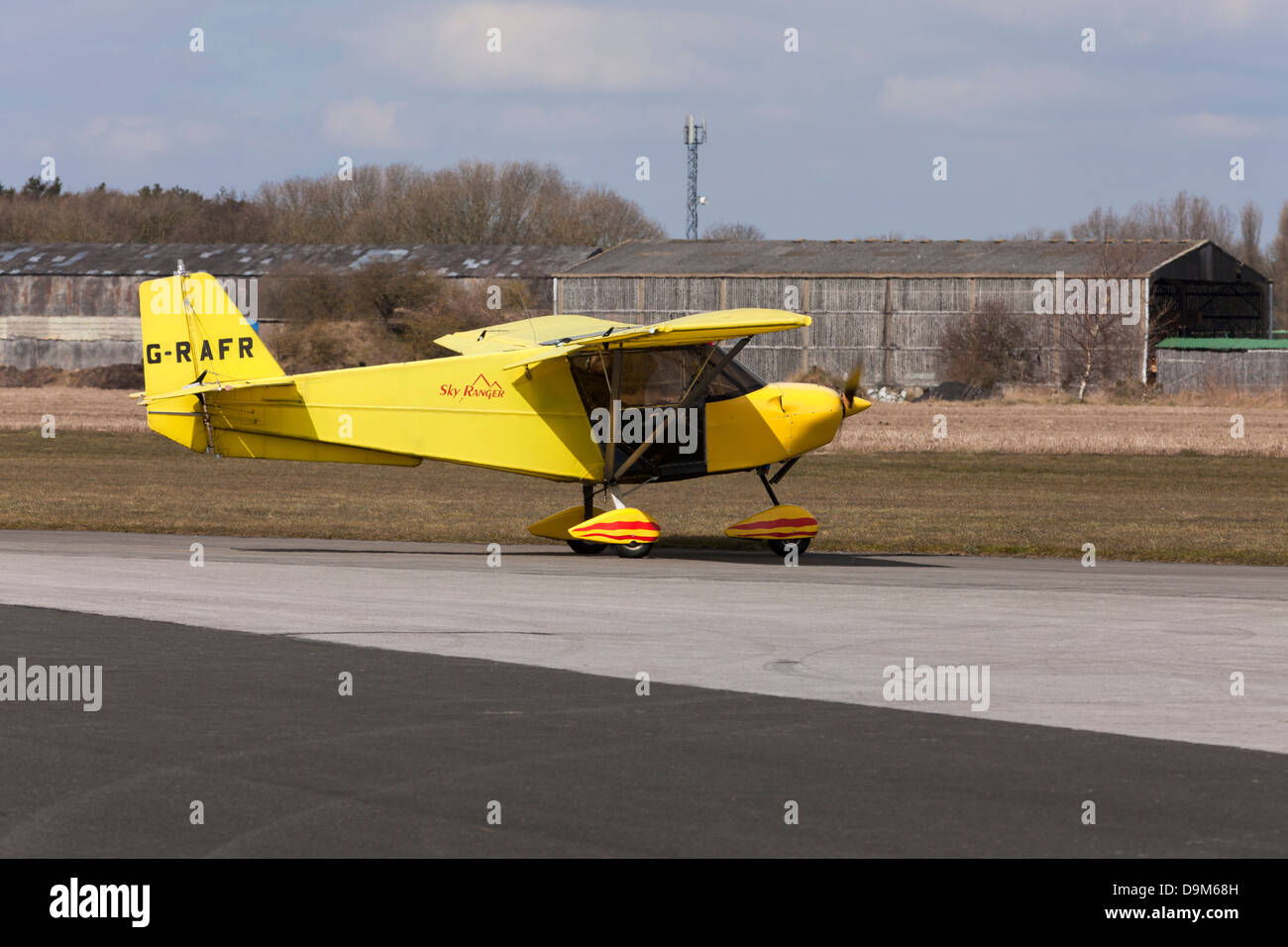 Skyranger J2-2 (1) G-RAFR taxiing along taxi-track at Breighton ...