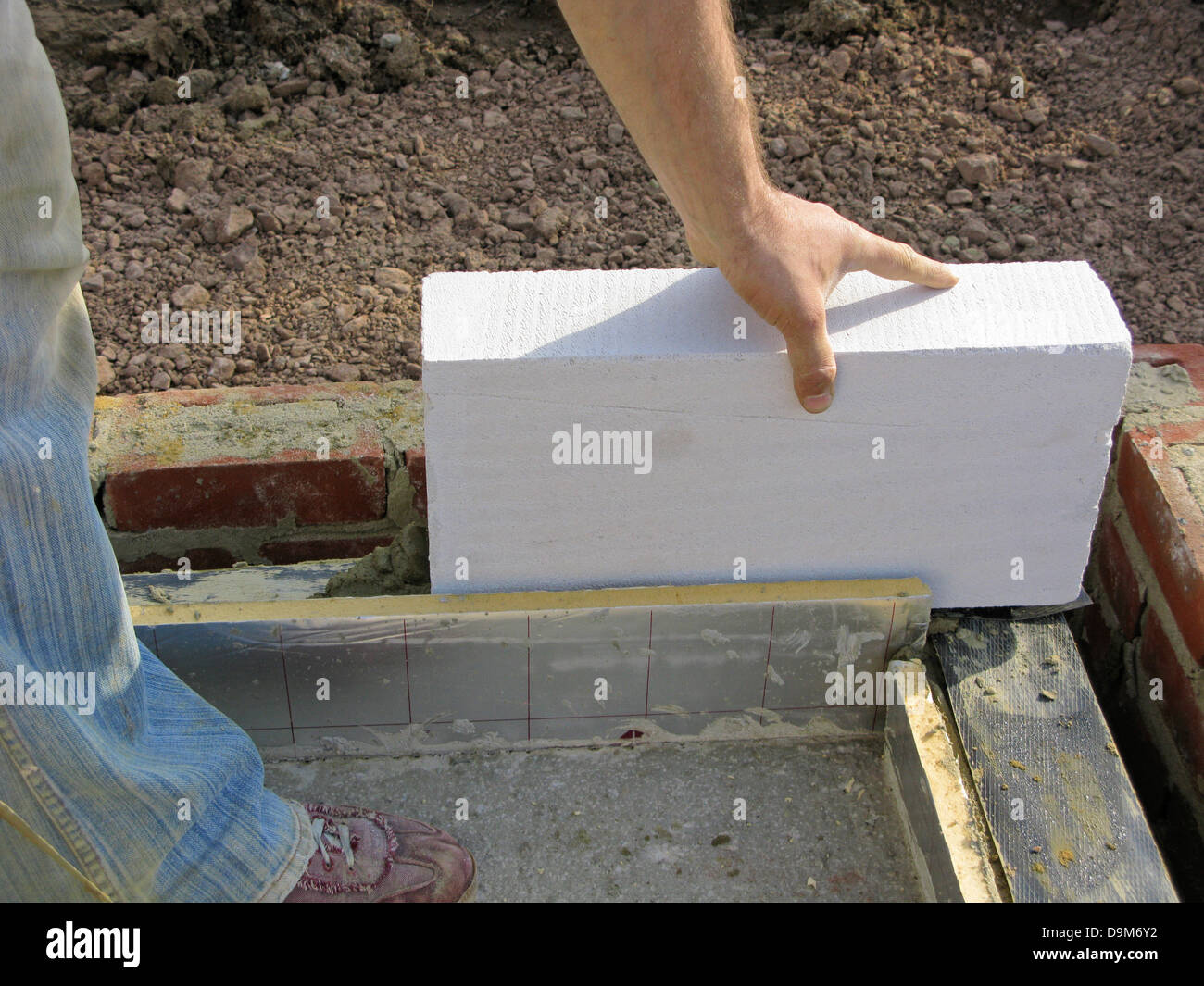 Builder construction cementing wall thermalite hi-res stock photography ...