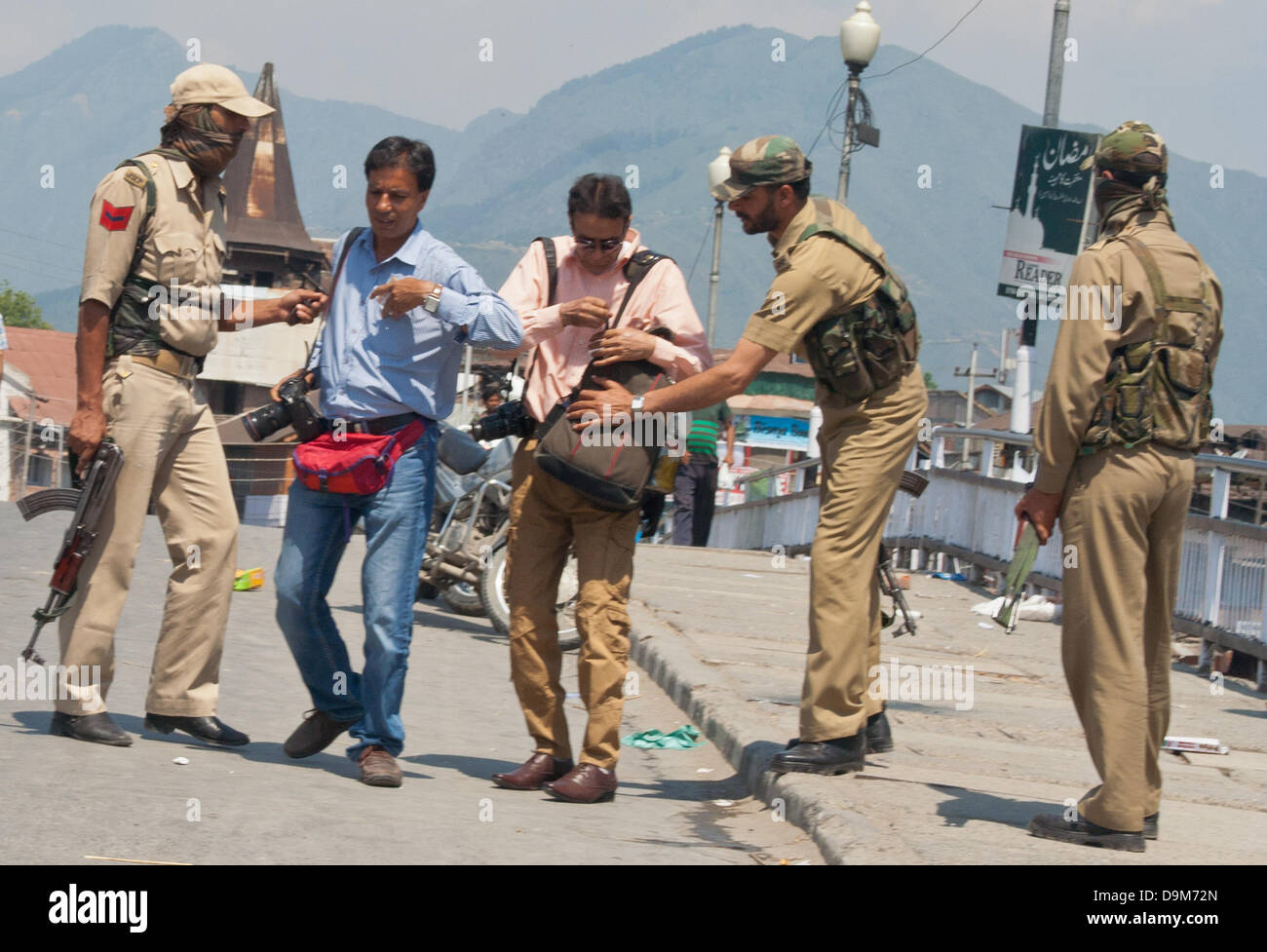 Security frisk hi-res stock photography and images - Alamy