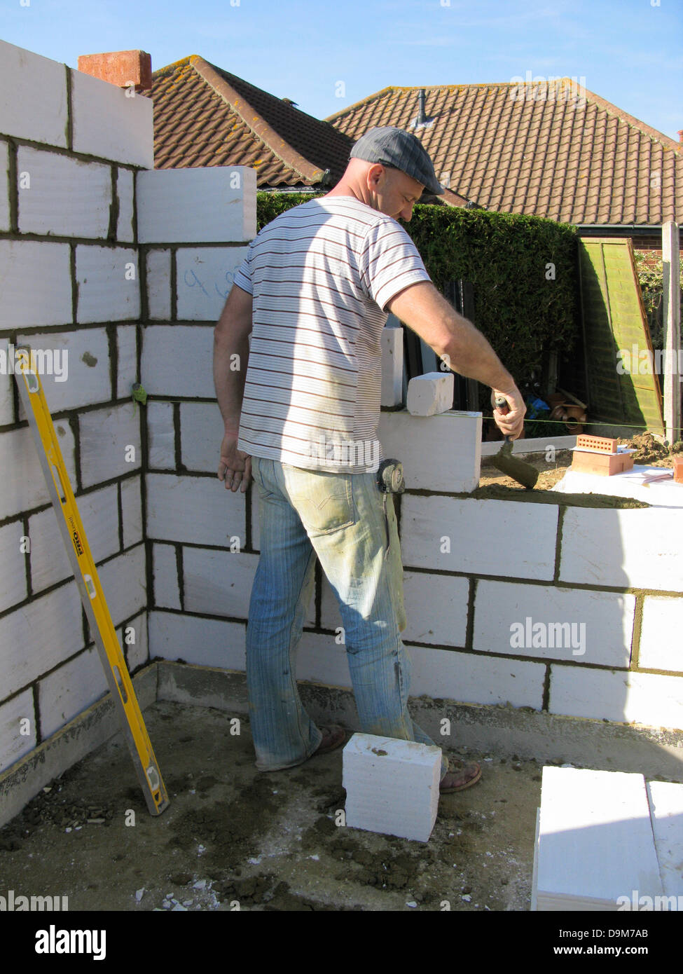 Builder construction cementing wall thermalite hi-res stock photography ...