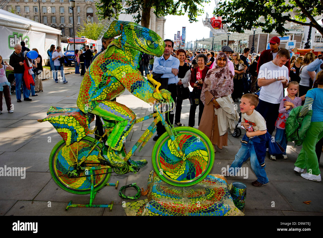 Performers at street festival hi-res stock photography and images - Alamy