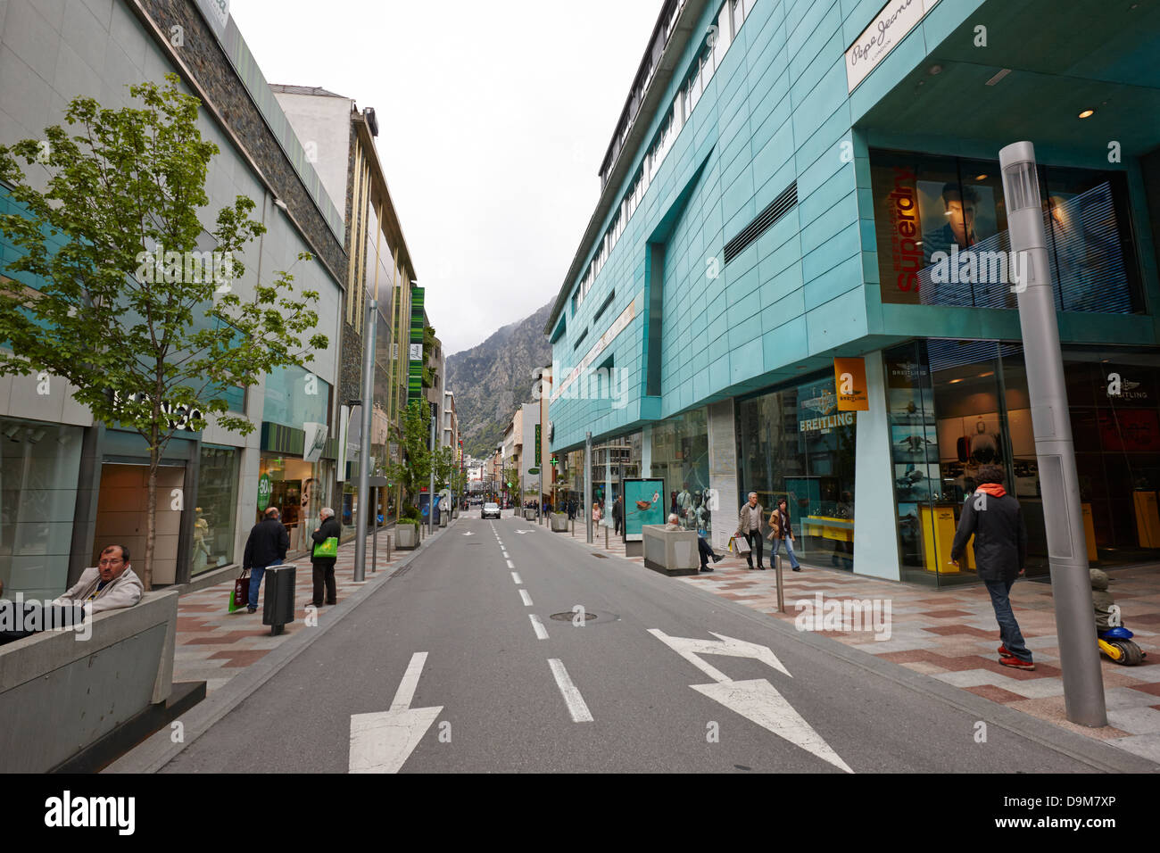 Avenue shopping mall area hi-res stock photography and images - Alamy