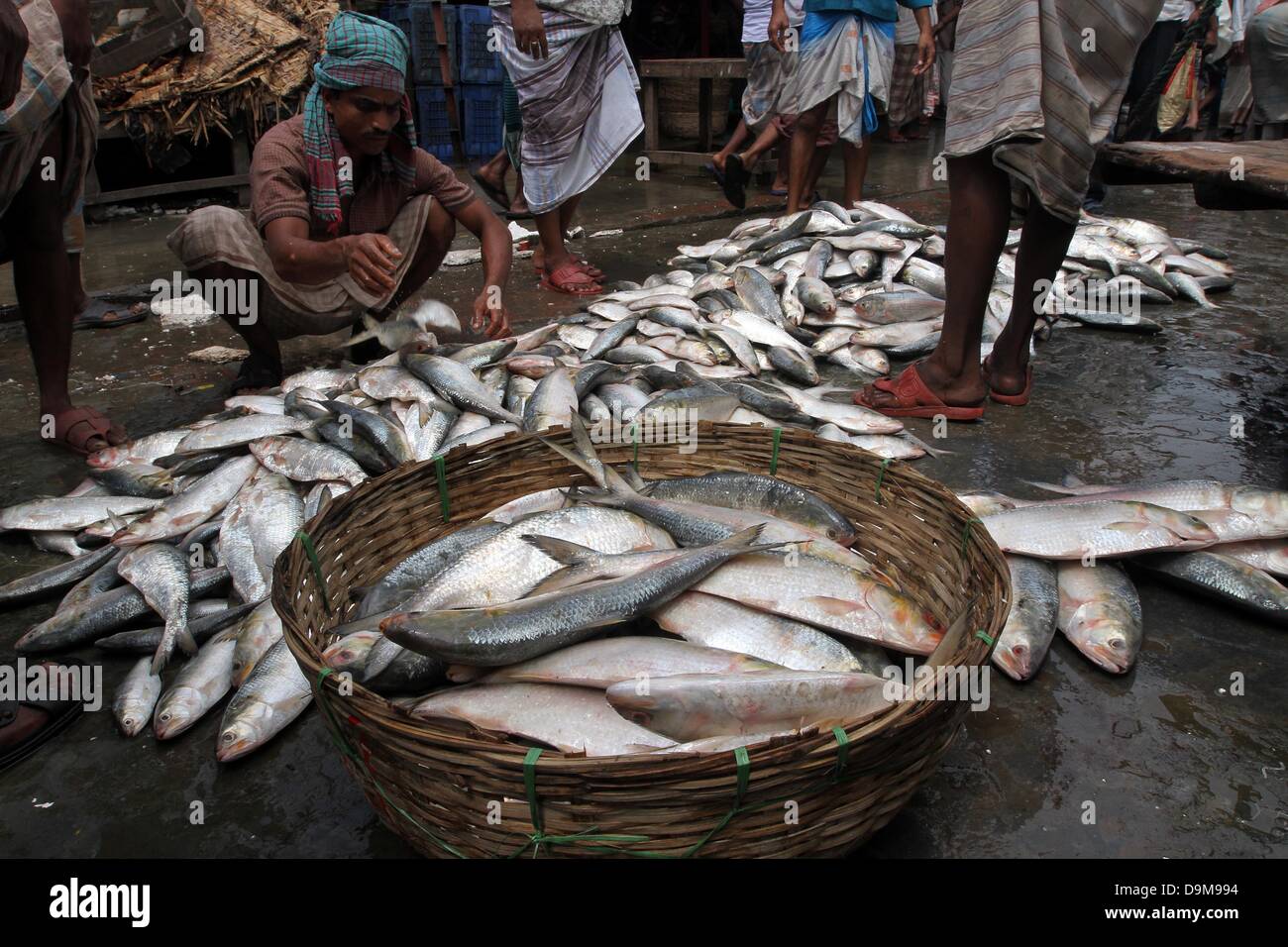 Bangladesh fish market hi-res stock photography and images - Alamy