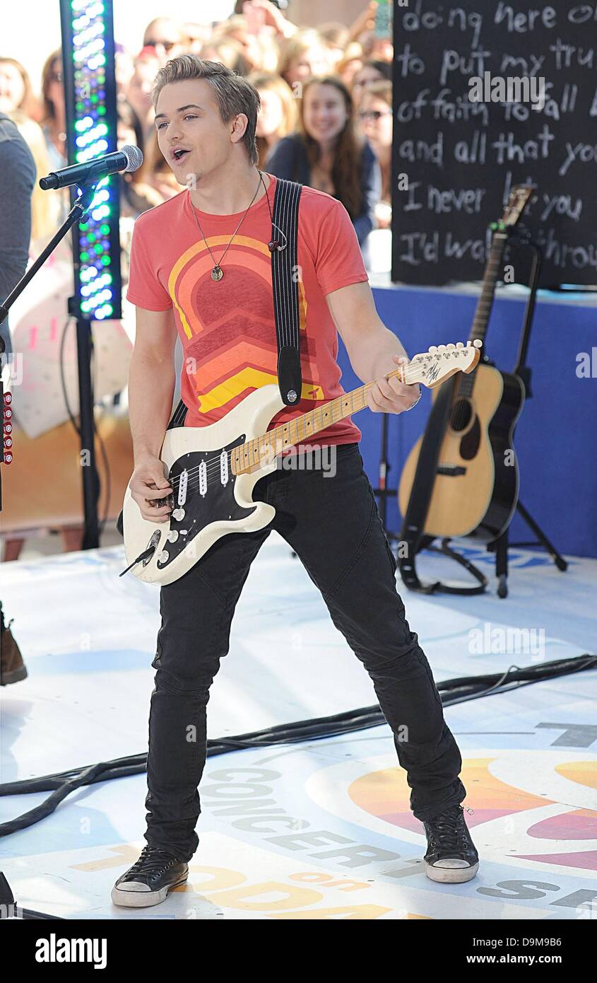 Hunter Hayes on stage for NBC Today Show Concert with Hunter Hayes ...