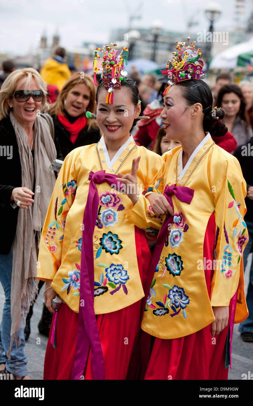 Thames Festival 2009. Korean Traditional dancers mixing with the London ...